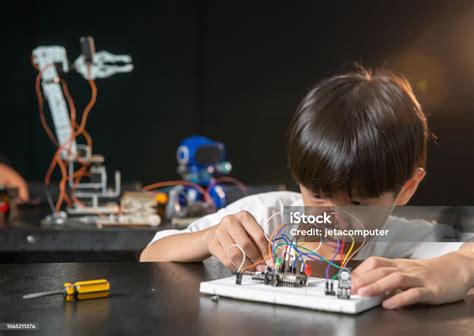 십대 학생들은 Stem 공학 과학 교육 수업의 책상에서 로봇 차량으로 학습을 구축합니다 로봇에 대한 스톡 사진 및 기타 이미지 로봇 아이 교실 Istock
