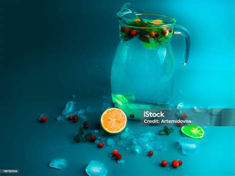 과일과 베리 레모네이드 음료 다과 주입 된 물 유리 항아리 신선한 크랜베리 레몬 및 라임 슬라이스가 파란색 배경에 있습니다 0명에 대한 스톡 사진 및 기타 이미지 Istock