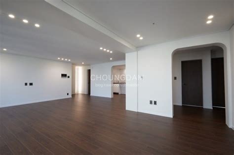 묵직한 바닥톤이 가져오는 개방감 다산 플루리움 58평 인테리어 한샘리하우스 청담디자인 라이프스타일 슈퍼앱 오늘의집