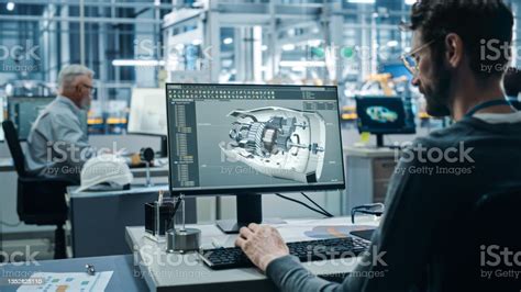 자동차 공장 사무실 컴퓨터터빈 프로토타입 작업 엔지니어 첨단 녹색 에너지 전기 엔진용 고급 3d 모델 설계 자동화된 로봇 암 조립 라인 제조 시설 데스크탑 컴퓨터에 대한