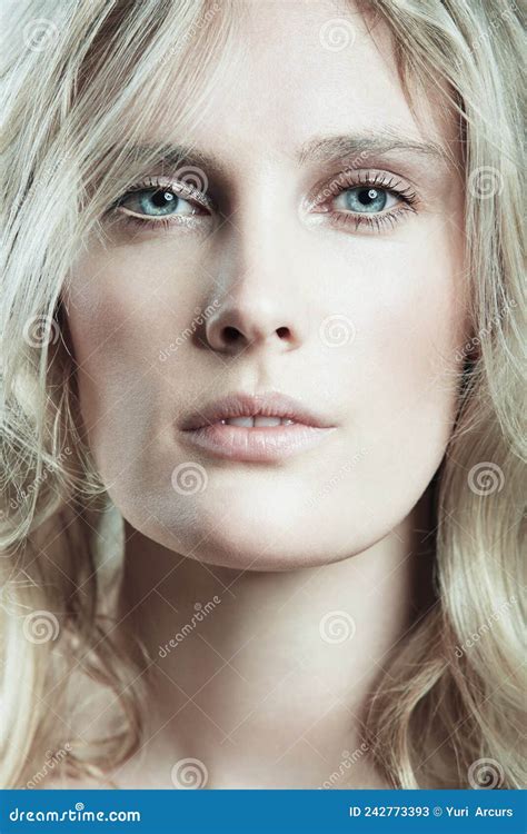 Funcionalidades Sem Falhas Retrato Estreito De Uma Jovem Naturalmente Linda Com Pele Sem Brilho