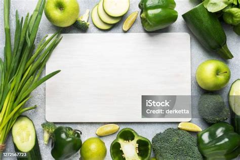 회색 콘크리트 배경에 신선한 녹색 채소와 허브를 프레임 공간을 복사합니다 리크에 대한 스톡 사진 및 기타 이미지 리크 사과 요리하기 음식 준비 Istock