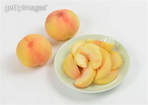 복숭아노란색과일도자기접시실내누끼배경흰색정물클로즈업한국단면날것신선 이미지 A12128295 게티이미지뱅크