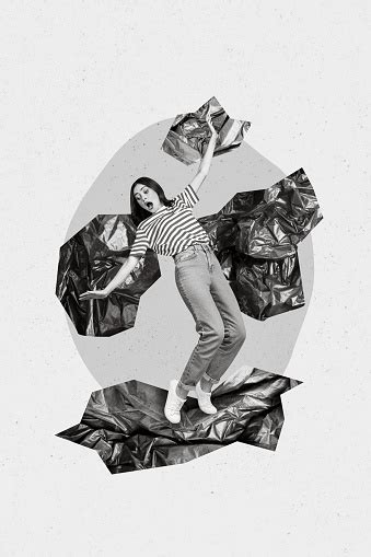 크리 에이 티브 사진 3d 콜라주 아트웍 엽서 포스터 그림 걱정 소녀의 그림 그림 배경에 고립 된 플라스틱 쓰레기 사이에 서 있습니다 20 24세에 대한 스톡 사진 및 기타