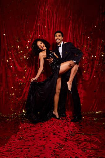 빨간 직물 배경 위에 연례 영화 상 수상자 축제에서 사진 작가를 위해 포즈를 취하는 호화로운 사람들의 사진 20 24세에 대한 스톡 사진 및 기타 이미지 Istock
