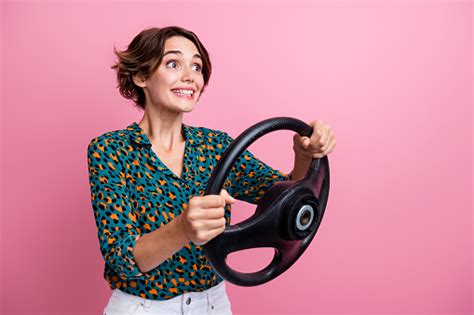 황홀한 좋은 분위기의 초상화 여자 입고 인쇄 블라우스 홀드 스티어링 휠 응시 제공 빈 공간 핑크 컬러 배경에 고립 25 29세에 대한 스톡 사진 및 기타 이미지 Istock