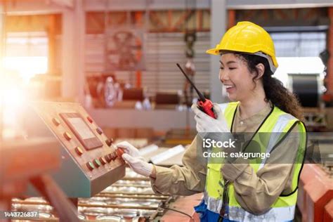 공장 창고의 기계에 서 있는 워키토키 품질 관리를 들고 있는 여성 엔지니어 전문 엔지니어링 기계 작업장 강철에 대한 스톡 사진 및 기타 이미지 Istock
