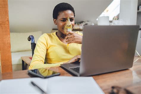 동시에 노트북과 분무기를 사용하여 장애인 젊은 아프리카 계 미국인 여성 20 24세에 대한 스톡 사진 및 기타 이미지 20