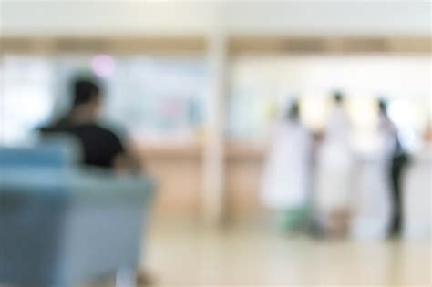 병원에서 출납 데스크에서 청구서를 지불 하는 환자와 의료 배경 클리닉 서비스 카운터 로비를 흐림 가정의 방에 대한 스톡 사진 및 기타 이미지 Istock