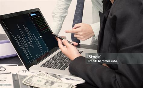 비즈니스 손으로 컴퓨터 화면에 금융 거래 주식 그래프 차트 홈페이지와 노트북에 포인트 투자 분석 개념입니다 검색에 대한 스톡 사진 및 기타 이미지 Istock