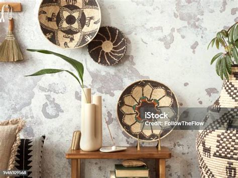 디자인 다채로운 바구니 나무 벤치 나뭇잎 조각품 무늬가있는 베개 및 개인 액세서리가있는 민족 거실 인테리어의 따뜻하고 아늑한 구성 가정 장식 템플렛 0명에 대한 스톡 사진