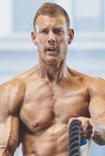 Tom Hoppers Intense Workout Routine For The Umbrella Academy Mui