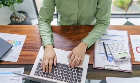 녹색 친환경 현대 작업 공간에서 일하는 비즈니스 여성 비즈니스를 위한 창의적인 아이디어 친환경 전문 투자자 프로젝트 사업 시작 개념에 대한 스톡 사진 및 기타 이미지