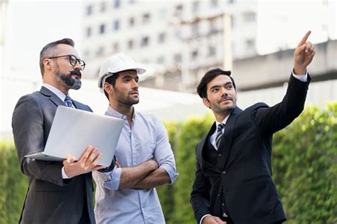 사업가를 위한 태양전지 작업을 제시하는 엔지니어 엔지니어는 새로운 생태 프로젝트를 제시합니다 지붕에 대한 태양 전지 패널 주위에 태양 전지판을 들고 있는 손 손가락을