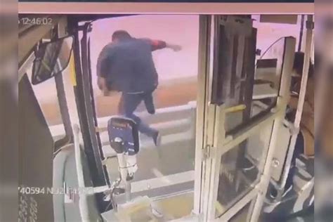 男子大桥上欲轻生 公交司机“跨栏”救人