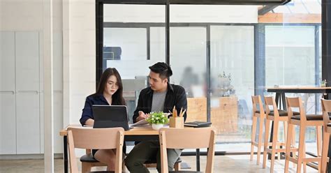 공동 작업 공간 사무실 두 젊은 비즈니스 이야기 및 책상 회의 사진 Unsplash의 컴퓨터 이미지