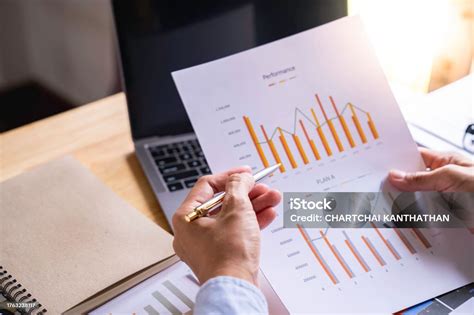 계산기를 사용하여 책상에서 동전과 온도 조절기로 송장을 계산하는 사업가 재무 데이터 분석 계산기 세금 은행 계좌 잔액에 의존 개념에 대한 스톡 사진 및 기타 이미지 Istock