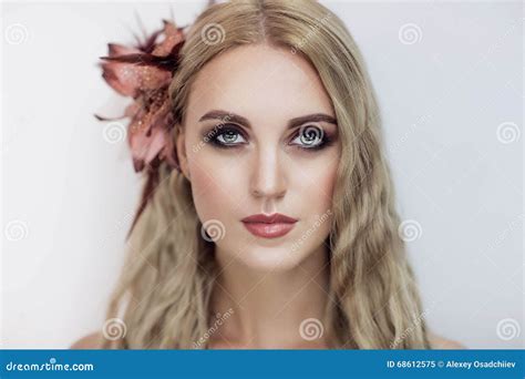 Frau Mit Dem Blonden Haar Stockbild Bild Von Ausdrucksvoll 68612575
