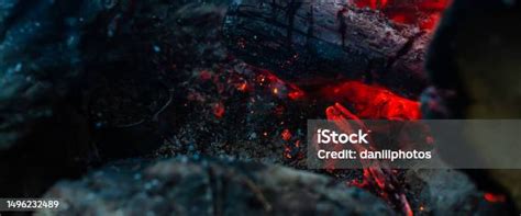 생생한 불에 불 로그 감독 캠프 파이어의 주황색 화 염으로 대기 배경입니다 복사 공간 내부에서 모닥불의 상상할 수 없는 상세한 이미지 연기와 화산재의 소용돌이 닫습니다