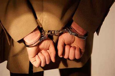 උණ්ඩ දුන්න හමුදා නිලධාරීන් පොලීසියට මාට්ටු