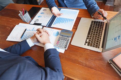 비즈니스 컨설팅 사업가 회의 브레인 스토밍 보고서 프로젝트 분석 경영자에 대한 스톡 사진 및 기타 이미지 경영자 계획 금융 Istock