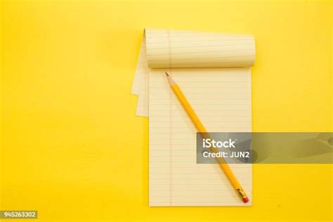 노란색 바탕에 노란색 연필와 노란색 줄이 그어진된 노트 종이 패드 0명에 대한 스톡 사진 및 기타 이미지 0명 공란 공부 Istock