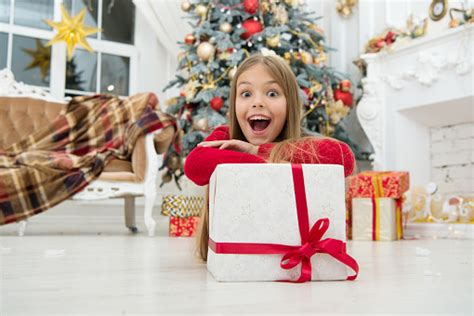 아이는 휴가를 즐길 수 있습니다 크리스마스 희망 당신은 모든 메리에 관한 것입니다 엑스레이 전날 아침 어린 소녀 크리스마스 트리와 선물 새해 복 많이 받으세요 겨울 Smas