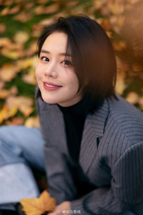 马思纯晒近照状态好 与枫叶合影笑容灿烂中华网