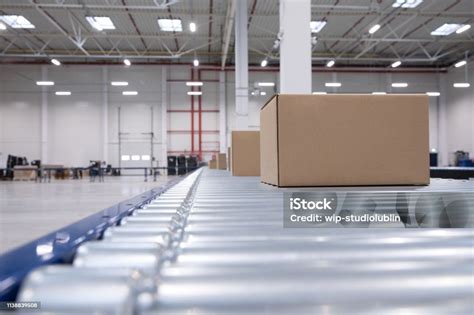 패키지 배달 포장 서비스 및 소포 운송 시스템 개념 창 고에 컨베이어 벨트에 골 판지 상자 0명에 대한 스톡 사진 및 기타 이미지 Istock