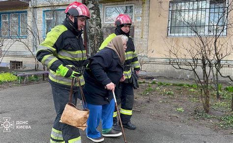 ДСНС Києва 170 рятувальтників працюють на ліквідації наслідків обстрілу столиці Вечірній Київ