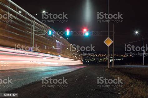 밤과 자동차 전조 등 및 신호등에서 거리와 시간 노출 사진 0명에 대한 스톡 사진 및 기타 이미지 0명 거리 고속도로