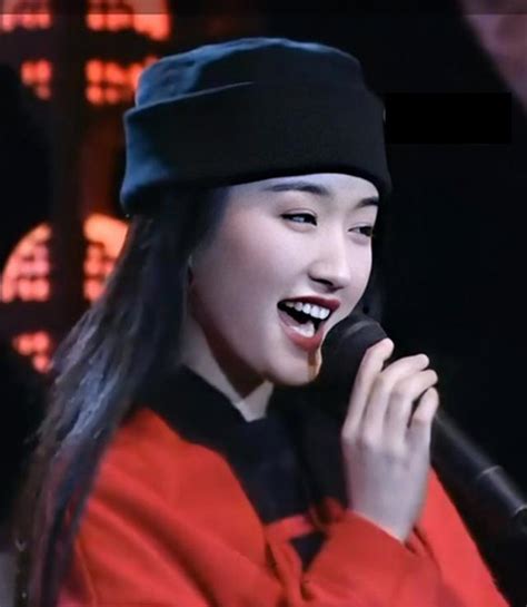 楊鈺瑩穿衣真放得開，透視襯衫還外露打底褲，48歲身材好有肉感 每日頭條