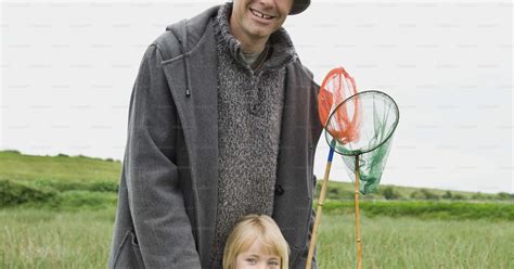 나란히 서 있는 남자와 어린 소녀 사진 Unsplash의 2 3 년 이미지