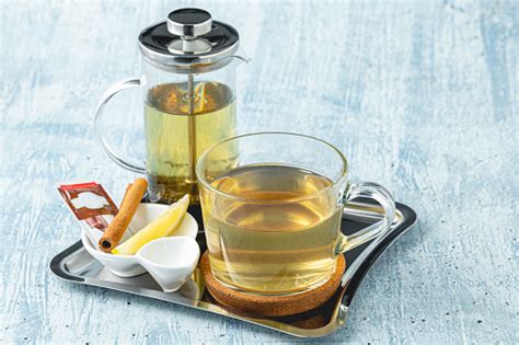 나무 테이블에 프렌치 프레스와 함께 제공되는 뜨거운 겨울 차 0명에 대한 스톡 사진 및 기타 이미지 0명 가을 건강관리와