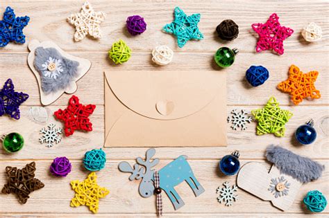 축제 나무 배경에 봉투의 상단보기 크리스마스 장난감과 장식 새해 시간 컨셉 강림절에 대한 스톡 사진 및 기타 이미지 강림절 개념 개인 장식품 Istock