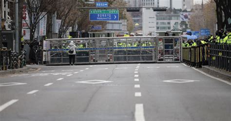 도로에 설치된 경찰 바리케이드