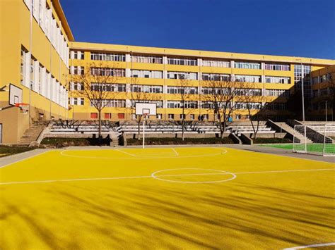 Саморазливна каучукова настилка в училищен двор