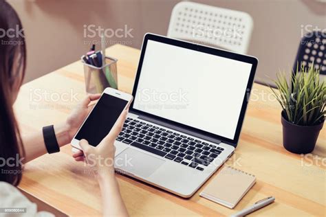 여 자가 들고 빈 전화와 노트북 화면 하 고 스마트 시계 영화 효과 넣어 개념 기술 그리고 근대화입니다 감시에 대한 스톡 사진 및 기타 이미지 Istock