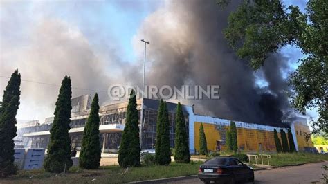 Парни выбили стёкла в ТЦ Галактика в Донецке и вывели сотрудниц супермаркета