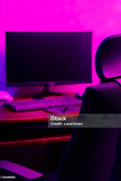 크리에이티브 디자이너의 직장 뒷모습 그래픽 태블릿 컴퓨터 및 스마트 폰이있는 사무실 의자 및 업무용 책상보기 네온 핑크 블루의 리테이처 홈 오피스 0명에 대한 스톡 사진 및