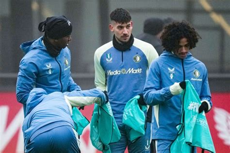 Van Persie Verbant Schoppende Feyenoorder Van Trainingen Soccernewsnl