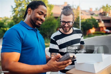 신용 카드로 배달을 지불하는 쾌활한 남자 신용카드 단말기에 대한 스톡 사진 및 기타 이미지 신용카드 단말기 2명 가방 Istock