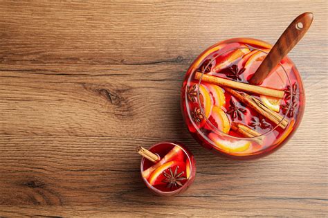 나무 테이블에 맛있는 향기로운 펀치 음료의 유리와 그릇 평평하게 누워 있습니다 텍스트를 위한 공간 0명에 대한 스톡 사진 및 기타 이미지 Istock