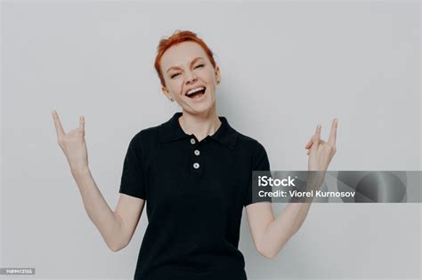 빨간 머리를 가진 활기찬 미친 젊은 여자 바위와 롤 기호와 비명에 손을 잡고 사람 얼굴에 대한 스톡 사진 및 기타 이미지 사람 얼굴 여자 한 명의 여자만 Istock