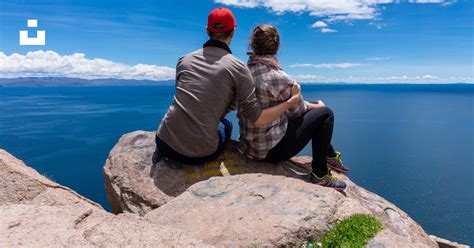 큰 바위 위에 앉아 있는 남자와 여자 사진 Unsplash의 무료 부부 이미지