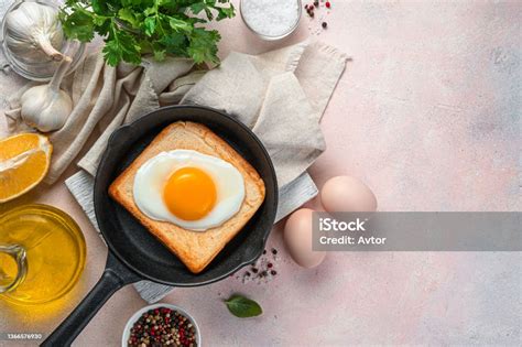 재료와 향신료와 가벼운 배경에 프라이팬에 토스트와 계란 튀김 건강한 식생활에 대한 스톡 사진 및 기타 이미지 건강한 식생활 계란 노른자 고추류 Istock