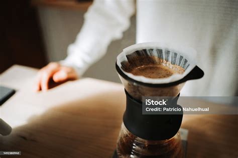 커피숍에서 커피 메이커와 드립 주전자를 사용하여 커피를 준비하는 알아볼 수 없는 젊은이가 있다 따르기에 대한 스톡 사진 및 기타