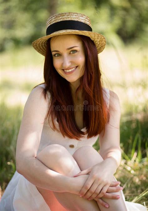 Giovane Signora Felice Che Gode Del Giorno Di Estate All Aperto Fotografia Stock Immagine Di