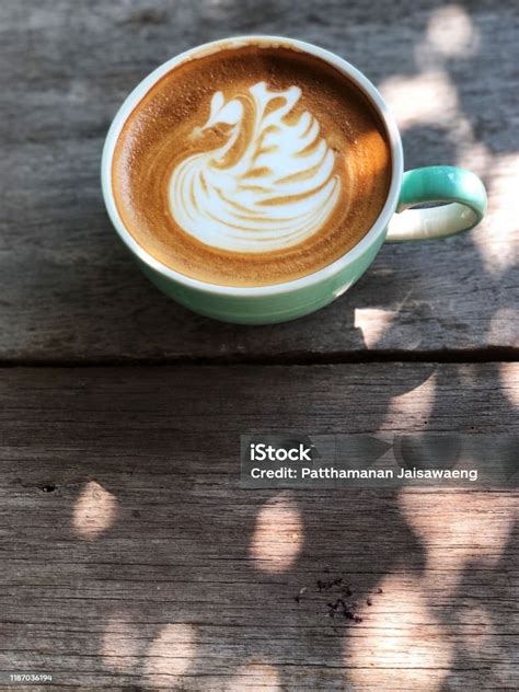 자연 채광이있는 나무 테이블에 흰색과 녹색 컵에 백조 모양 라떼 아트 커피 커피 상단보기 및 복사 공간을 사랑합니다 갈색에 대한 스톡 사진 및 기타 이미지 Istock