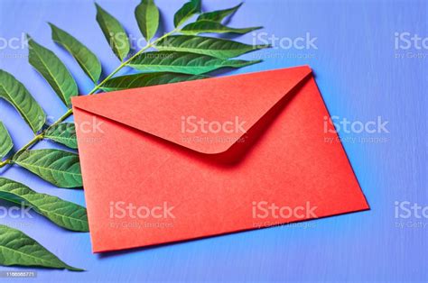 파란색 콘크리트에 큰 녹색 잎 근처 빨간색 폐쇄 봉투 텍스트의 공백입니다 맨 위 보기 공란에 대한 스톡 사진 및 기타 이미지 공란 긁힌 녹색 Istock